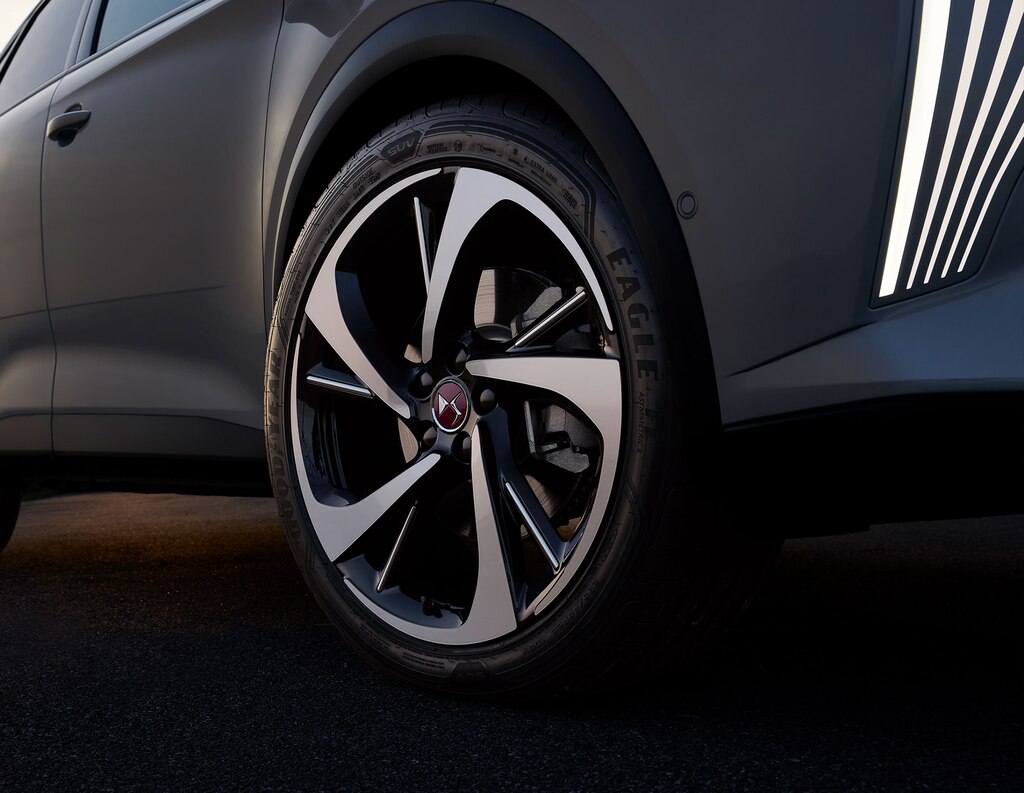 DS 7 Performance Line: SUV plug-in hybrid îndrăzneț și elegant